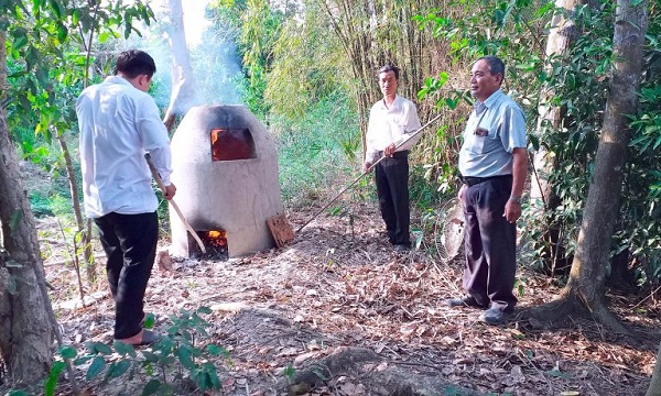 Long An: Tân Thạnh phát huy hiệu quả mô hình thu gom rác vỏ chai bao bì ...